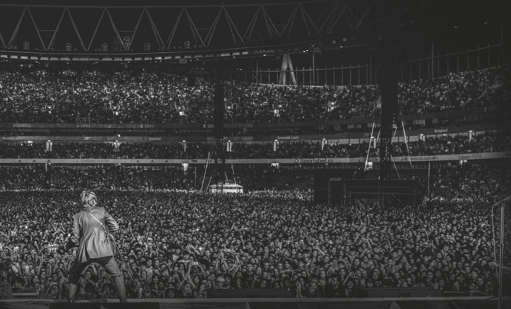 I Bet You Look Good On The Arena Dance Floor: Arctic Monkeys Reach New ...