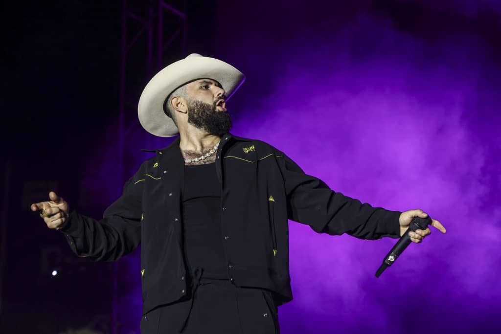 Mexican Star Carin León Going International With 'Boca Chueca Tour ...