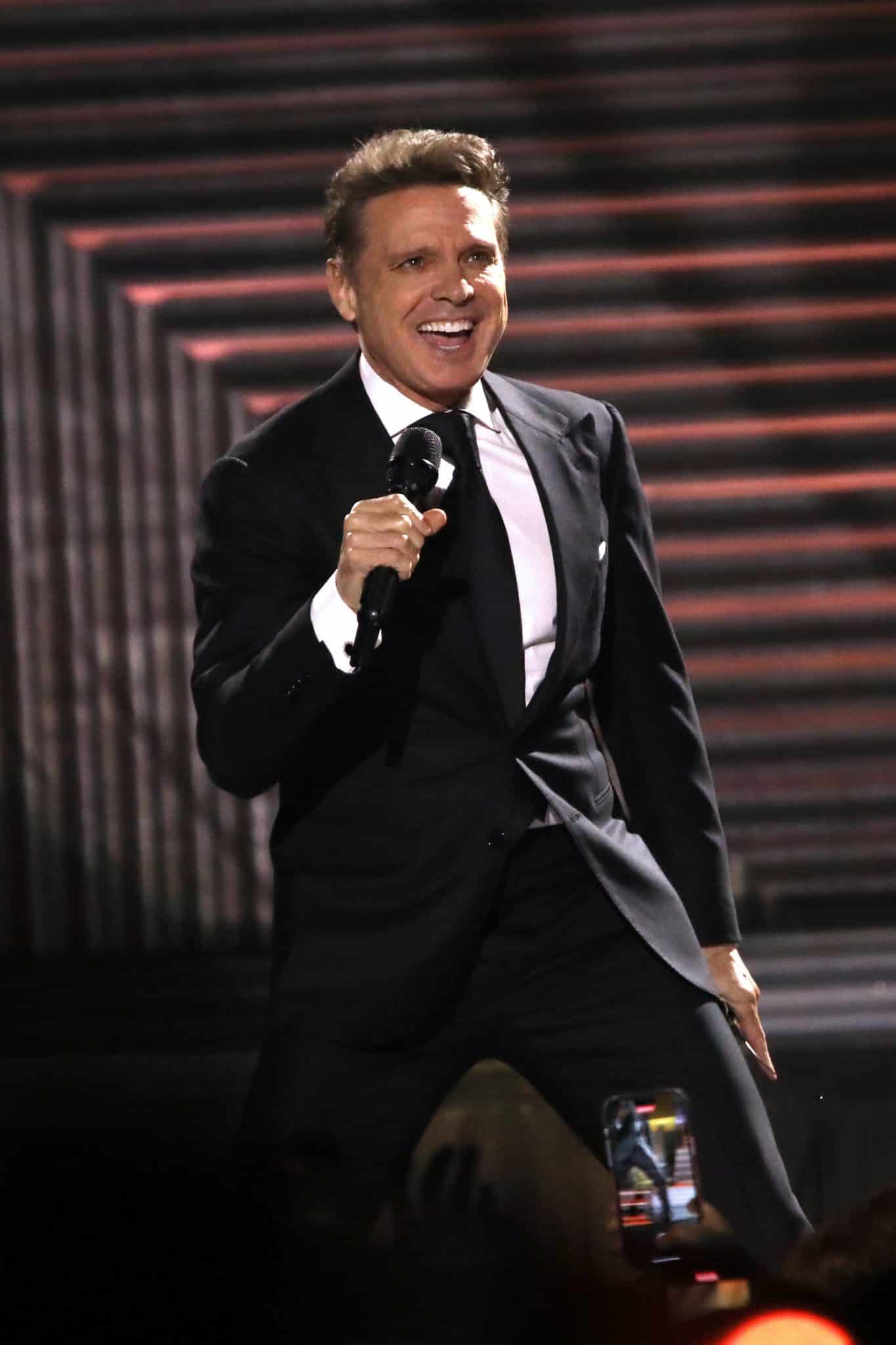 La Revolución Continues: Latin Artists Lead Mid-Year Chart - Pollstar News