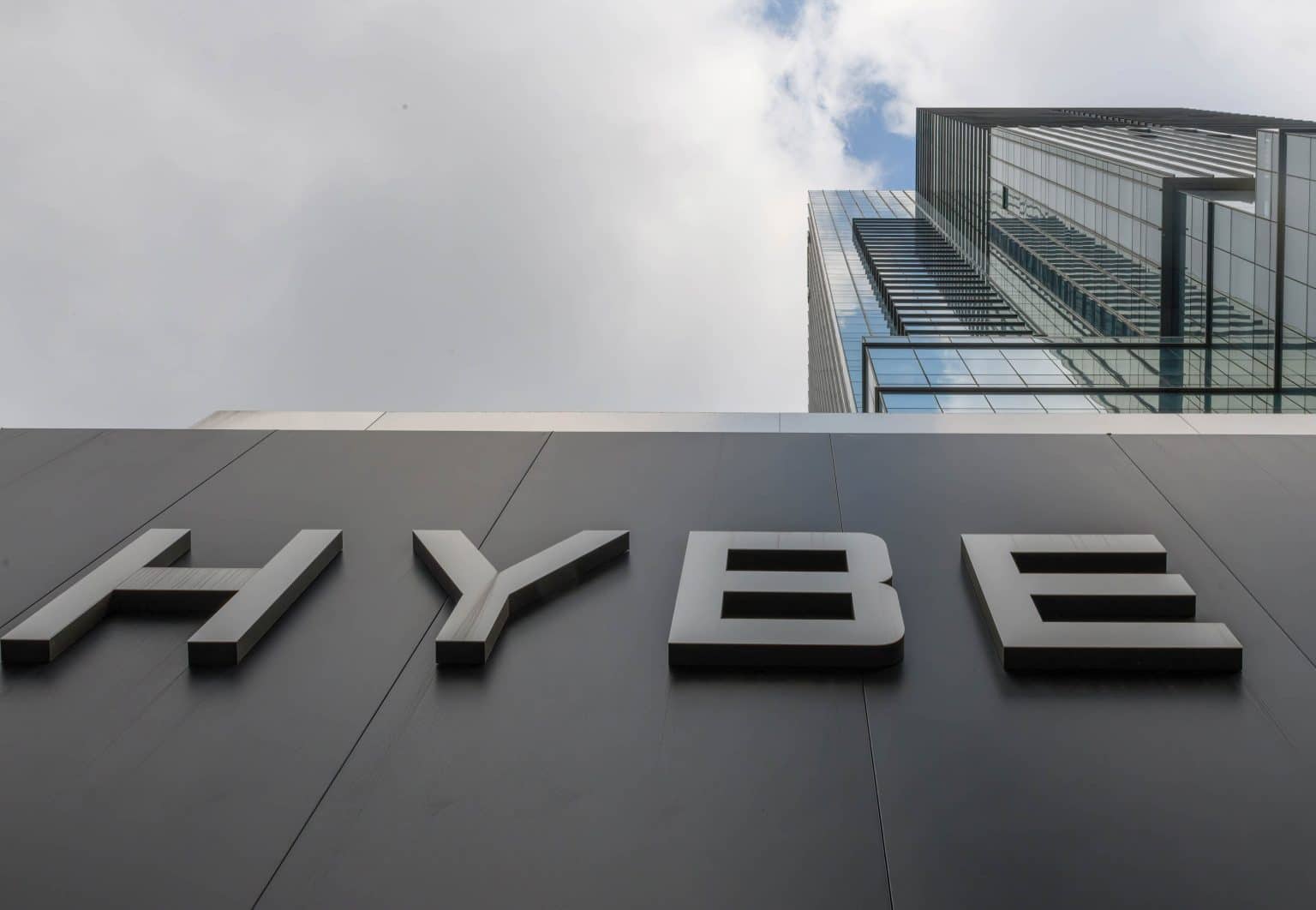 HYBE Shakeup: Park Ji-Won Steps Down As CEO, Jason Jaesang Lee To Succeed - Pollstar News